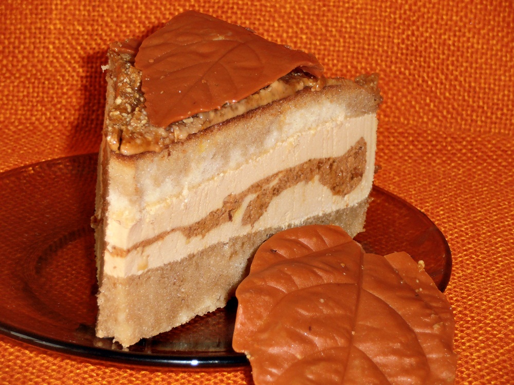 Tort cu crema caramel si pralina - CAIETUL CU RETETE