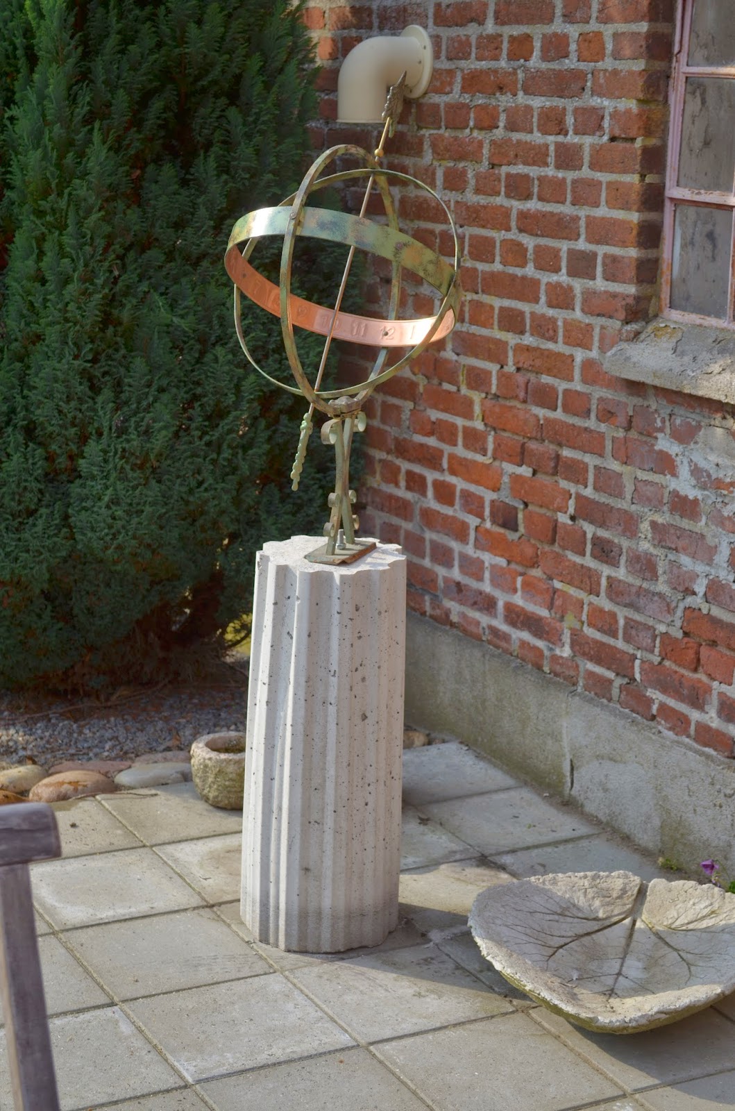 Bonderosen: Solur og betonsokkel