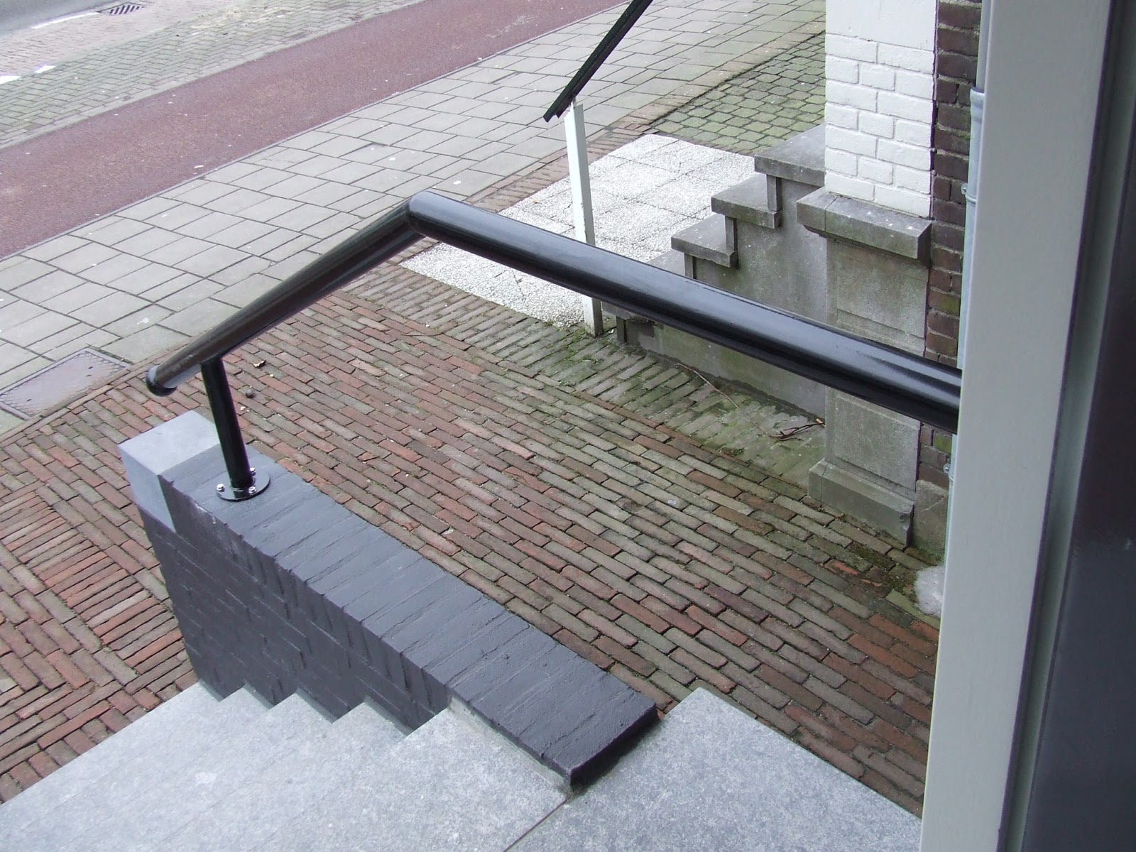 Zyp25: De leuning voor de trap bij de voordeur