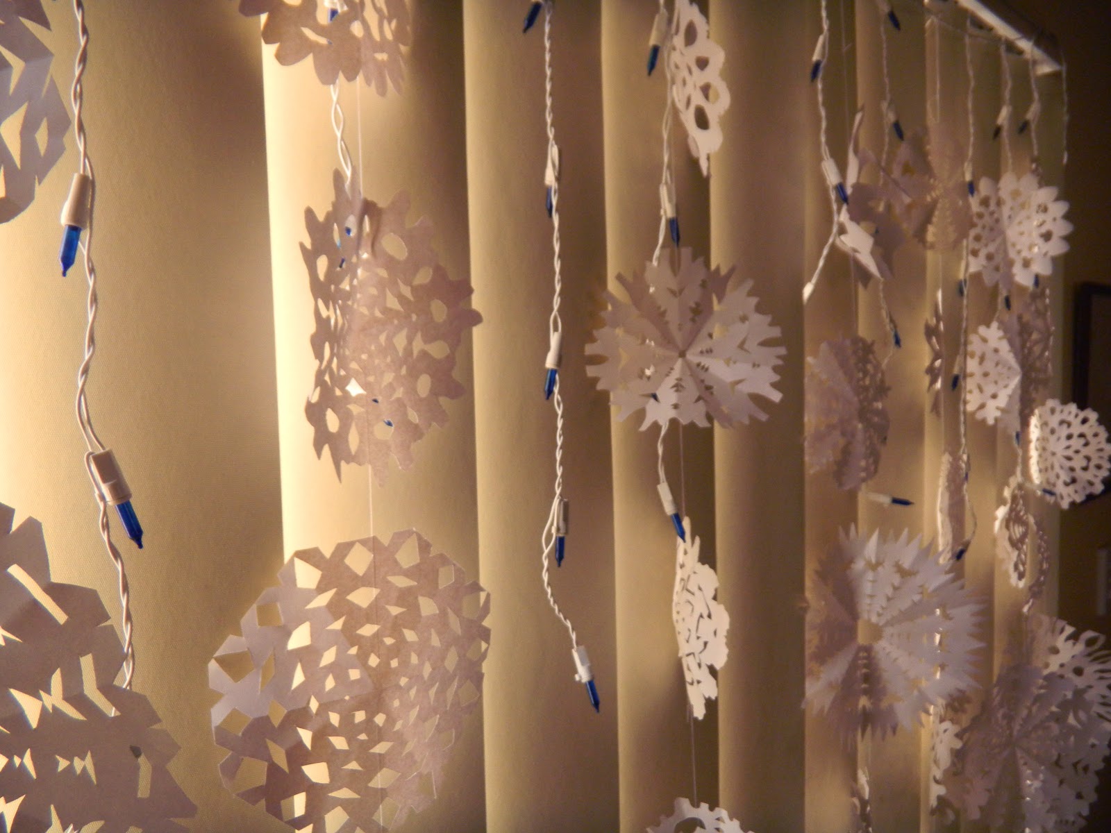 Jaffajaf is nonsense: Happy December | Snowflake Curtain DIY