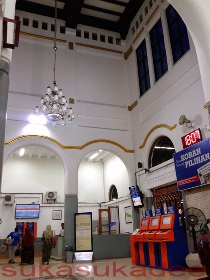 Sejenak di Stasiun Cirebon - sukasukadee