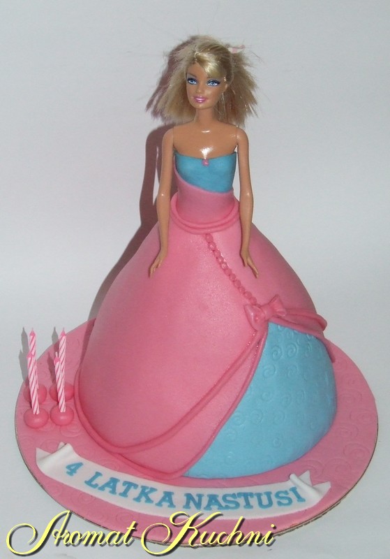 Aromat Kuchni: TORT Z LALKĄ BARBIE