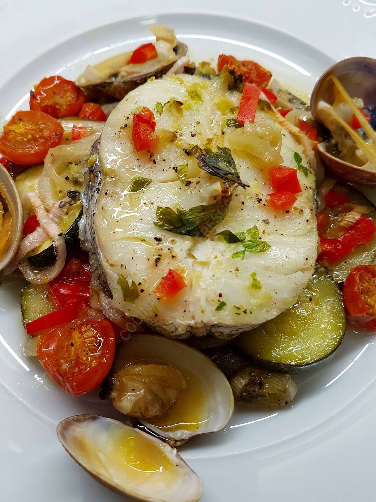 Cocina Basica y Fresca: MERLUZA ASADA CON VERDURAS Y ALMEJAS CBF@