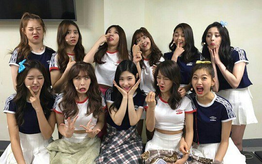 IOI helps Chaeyeon shine in new funny face group photo