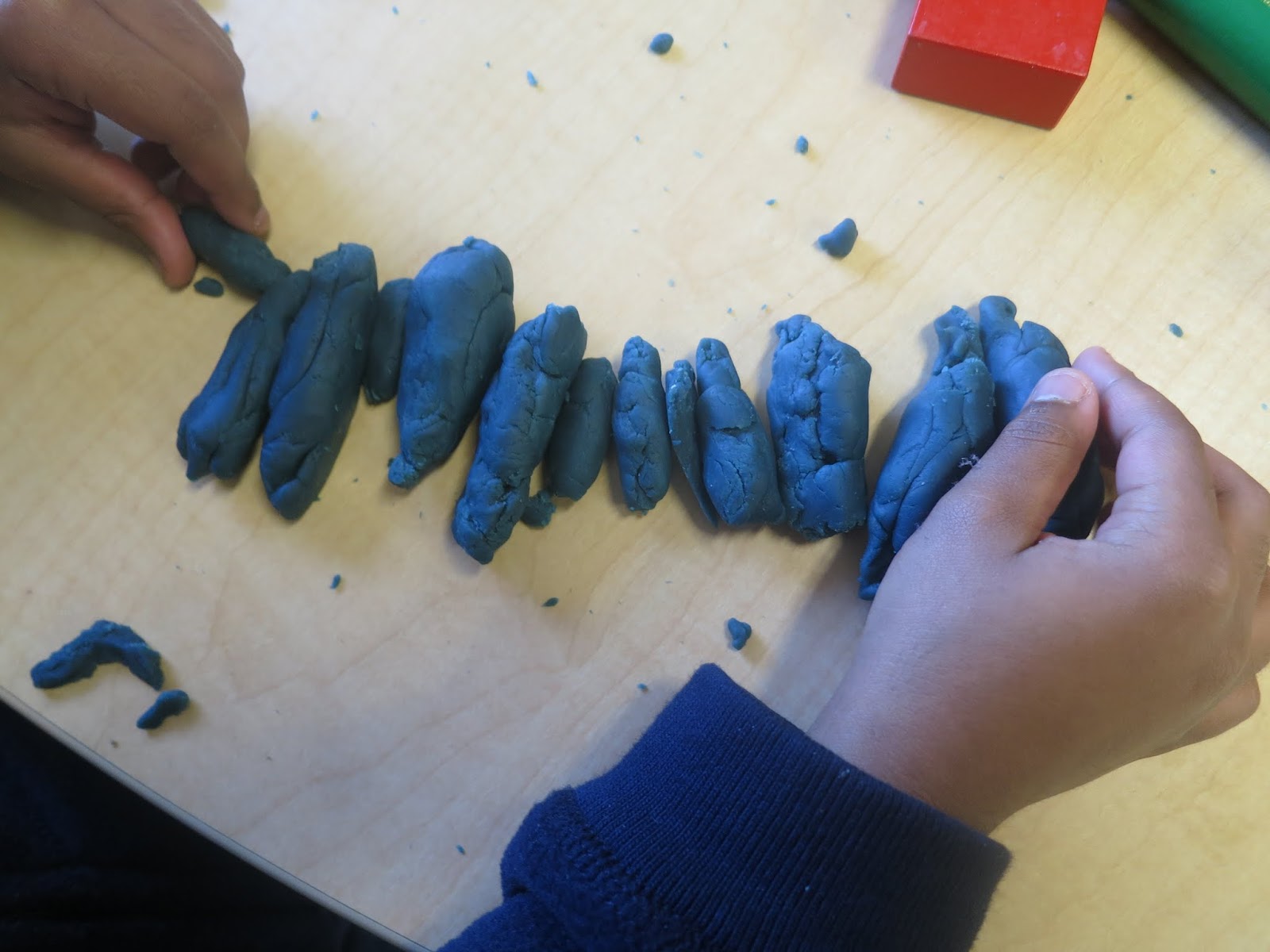 WonderWorks Outreach: playdough + blocks : library makers