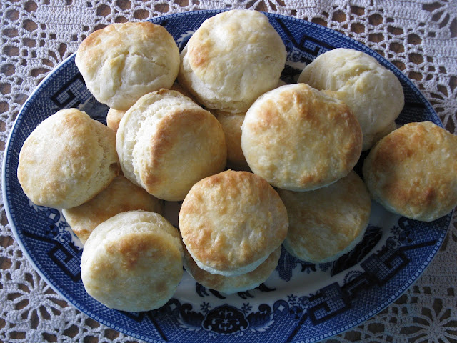 Thel's Kitchen: Old Fashioned Baking Powder Biscuits ~ Tea Biscuits