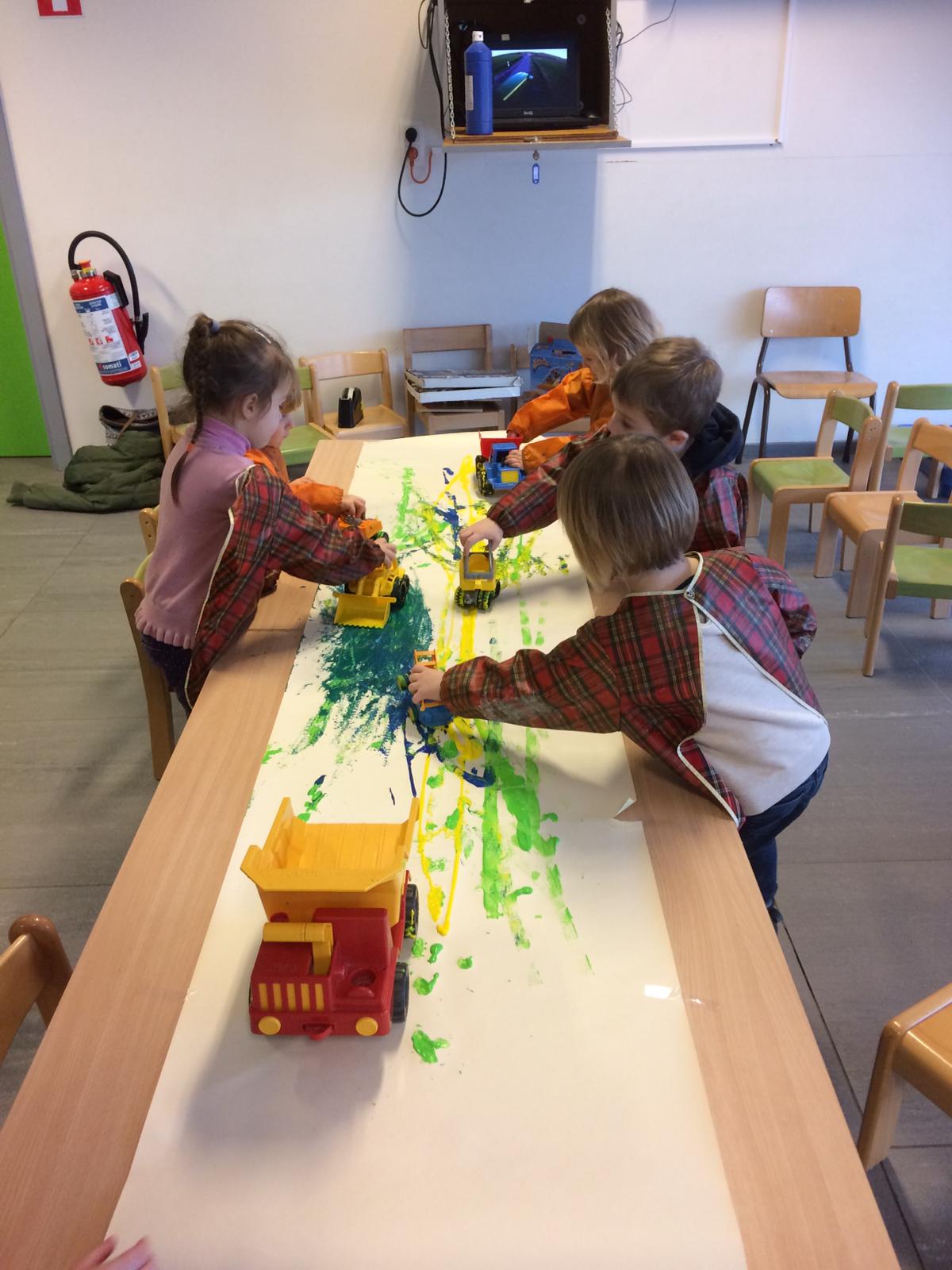 1e Kleuterklas A: Thema Huizen: Schrijfdans met bouwvoertuigen.