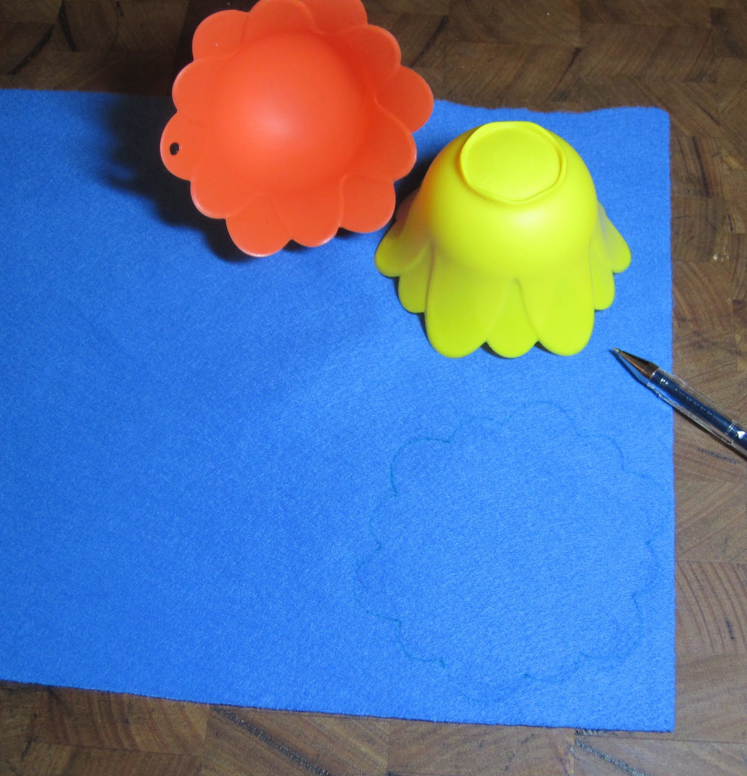 The House on the Side of the Hill: A Free Pattern - Fiona's Candle-mat