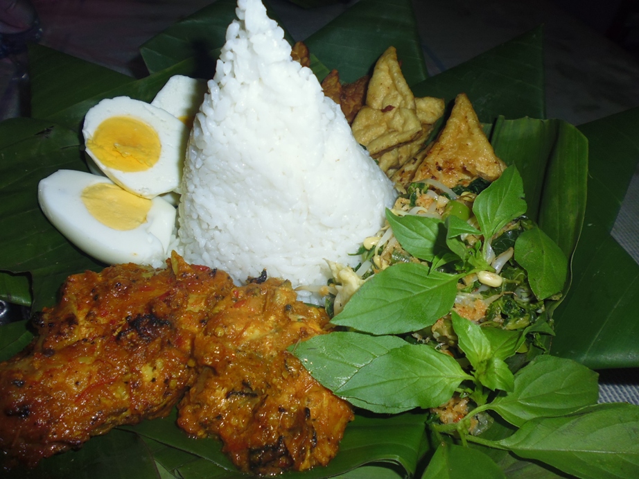 Tradisi Tumpengan di Hari Kemerdakaan - EMAKMBOLANG