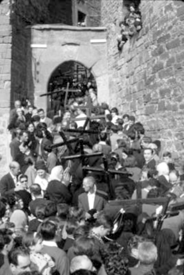 Uxue, Ujué atalaya de Navarra.: La Subida al Santuario de Uxue.