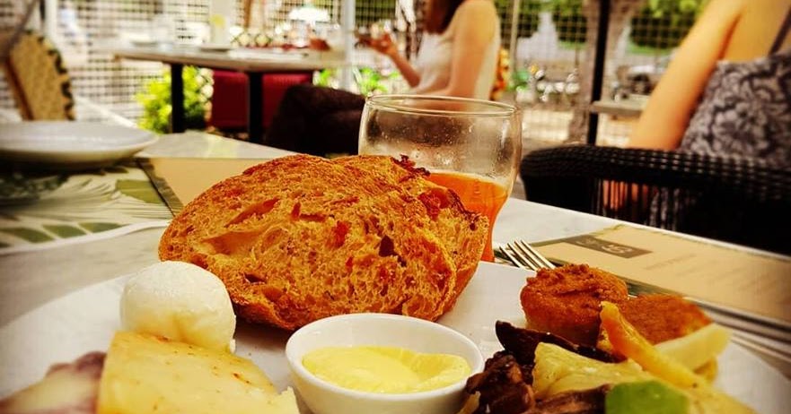 טועמת ורצה לספר לחבר'ה: בראנץ' ב-Café 65 בופה מושקע בלוקיישן מטריף על ...