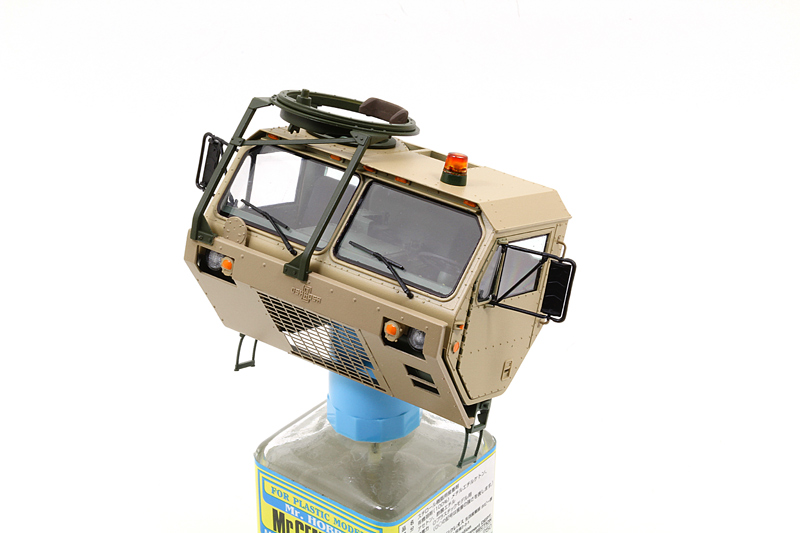 ARMOURED FIGHTING VEHICLE: ....... HEMTT M983 TRACTOR .......