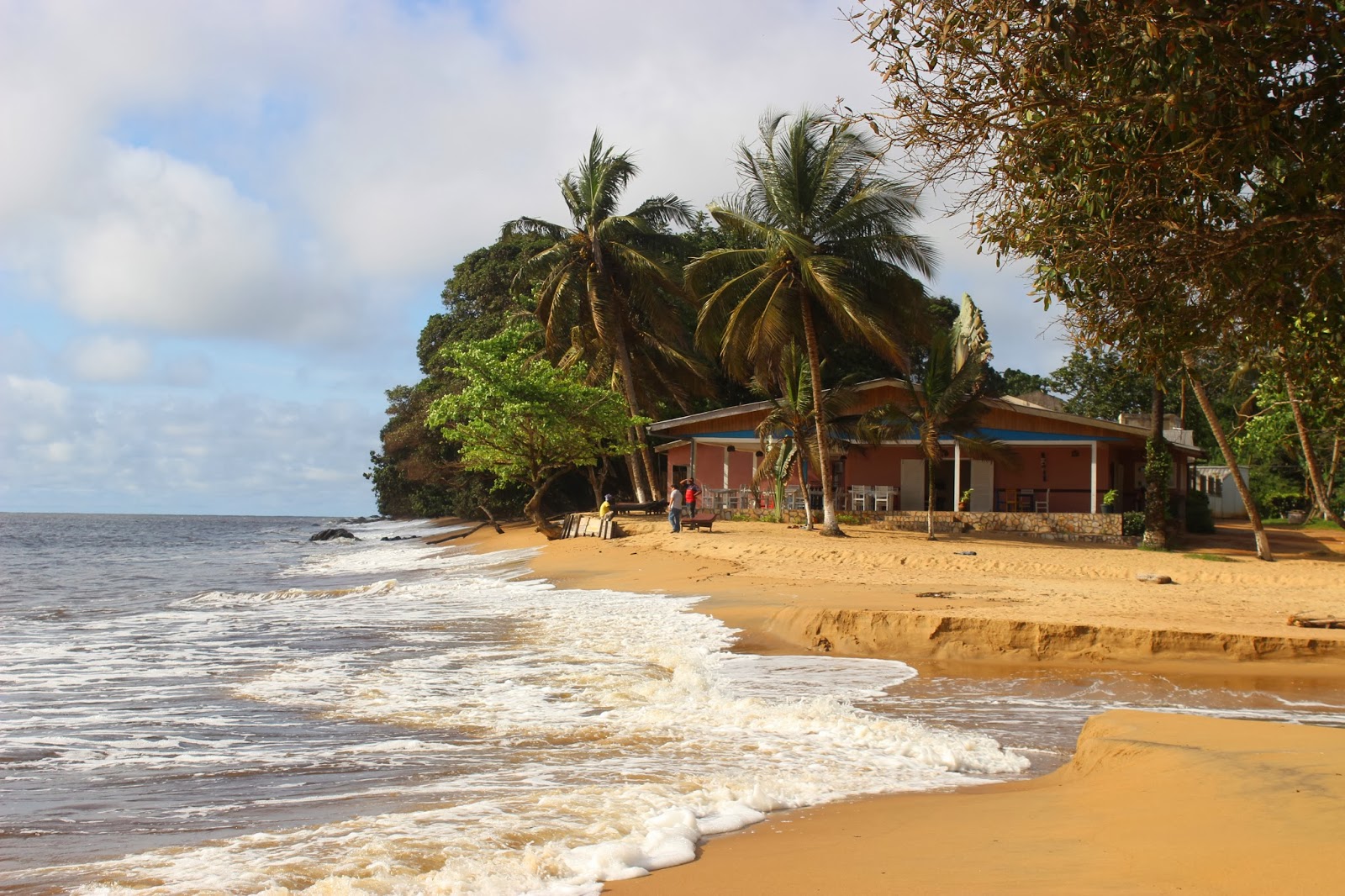 Der einsame Surfer - the (l)on(e)ly surfer of Kribi | itchyfeetish
