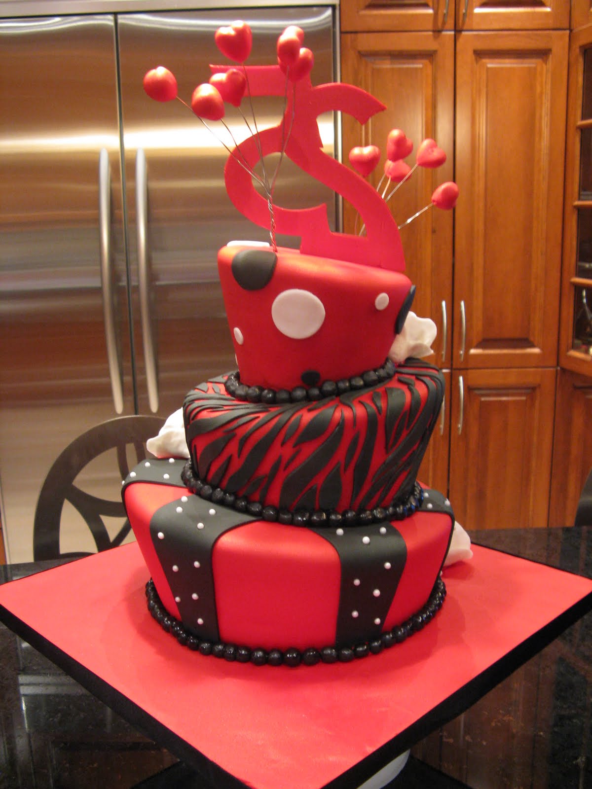 Gâteaux Design: Gateau Topsy Turvy Rouge, Noir, Blanc / Red, Black and ...