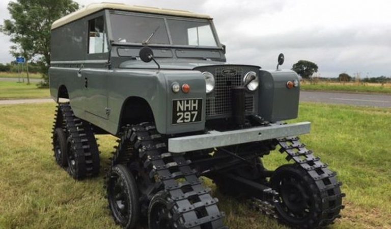 WOW! Pakai Roda Tank, Land Rover Ini Dihargai 1 Milyar