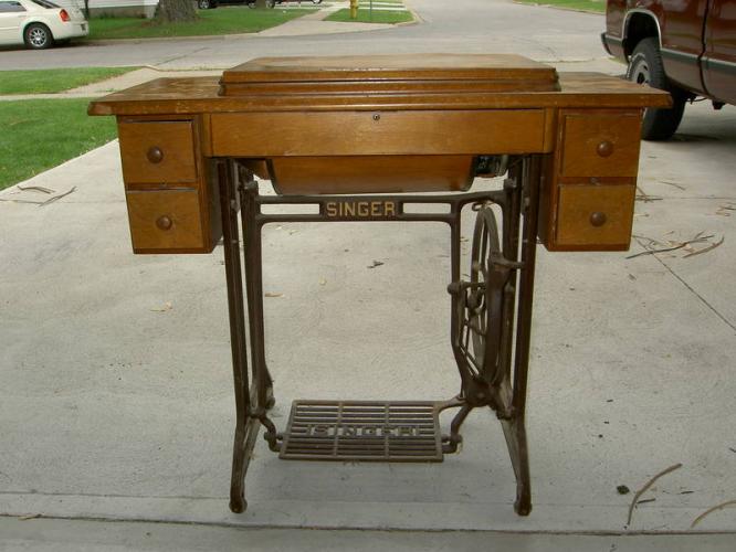 Bquiltin Studio : Abt 1941 ~ Singer Treadle Sew - Soo Cute