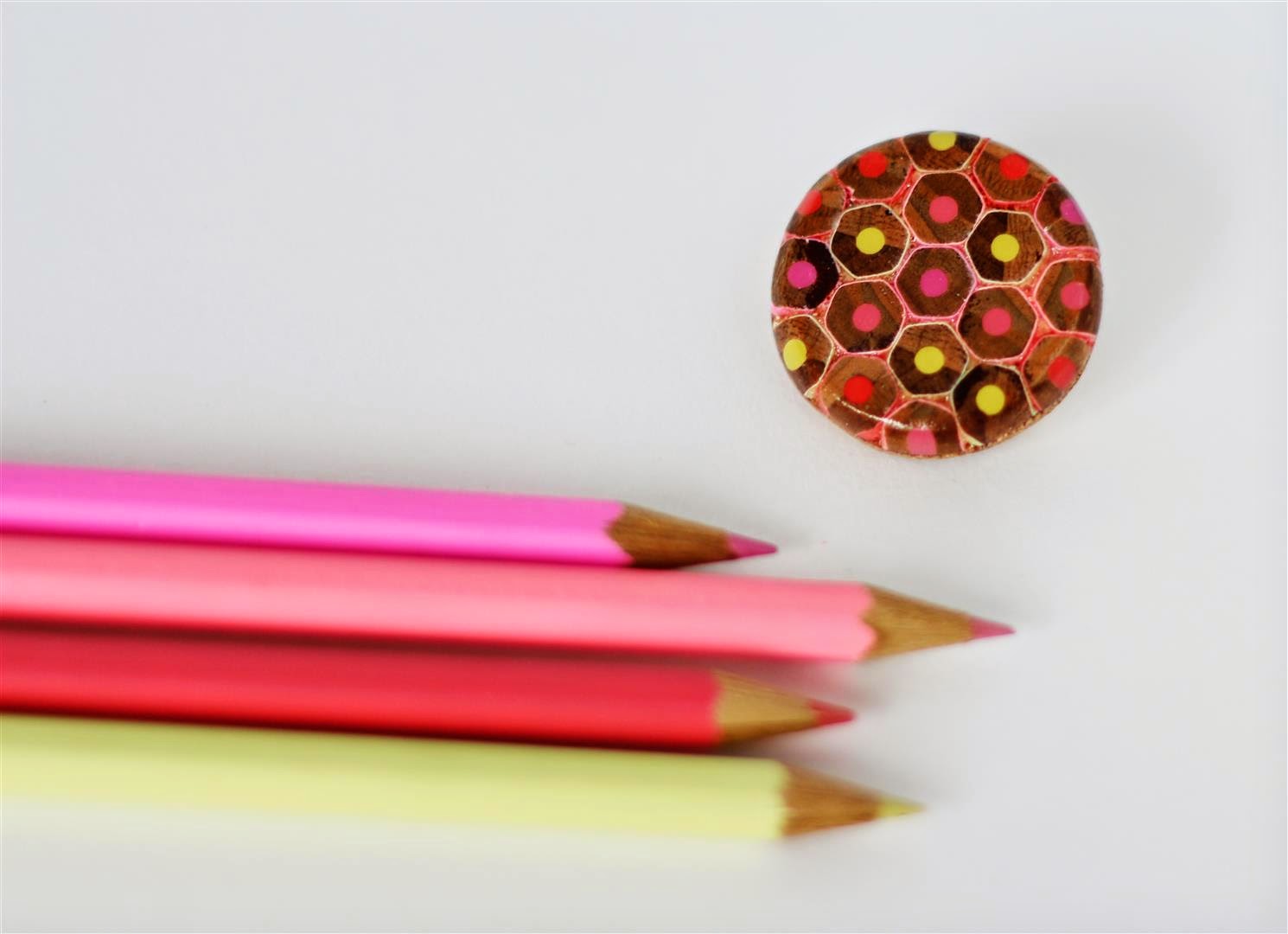 emuse: Tutorial: Coloured pencil brooch