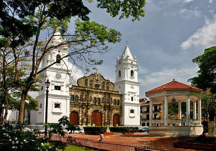 Panamá, Paraíso Terrenal: Religión