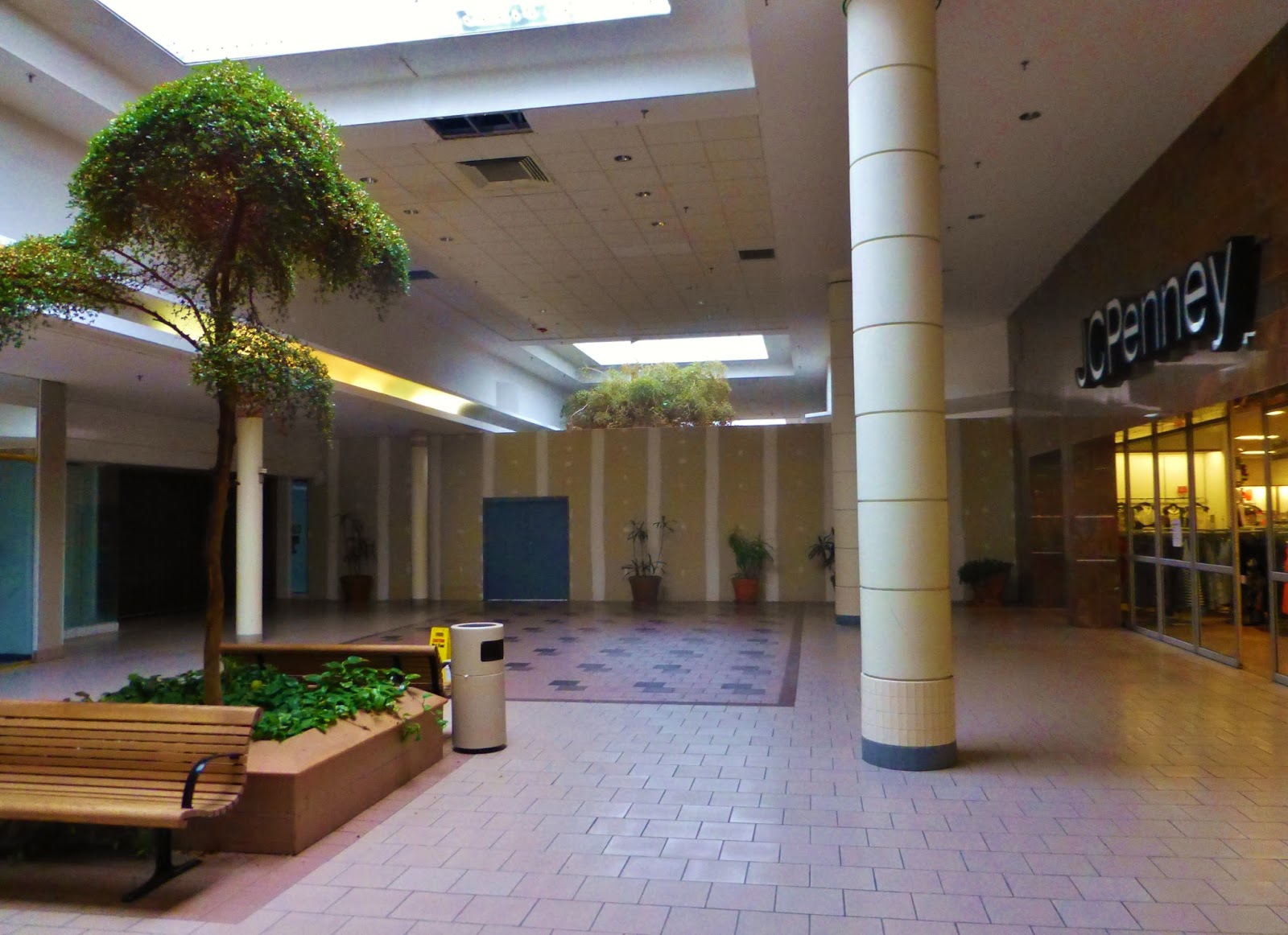 Dead and Dying retail: Mellett Mall / Canton Centre in Canton, Ohio