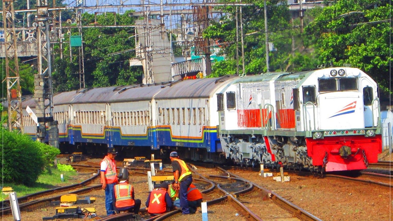 Penasaran? Inilah Kereta Api Tenaga Listrik Yang Sering Melintas di ...