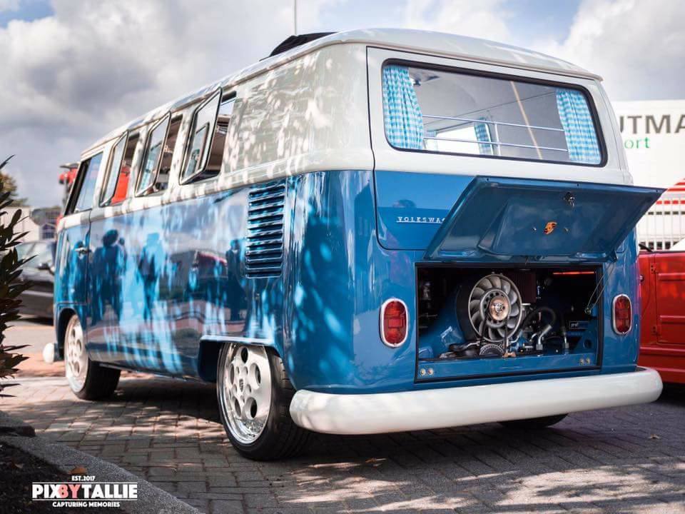 Kombi - Azul e Branco - Carro Luxuoso