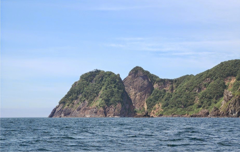 小谷石伝説: 矢越岬の正面 -Front of the Yagoshi Cape-