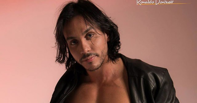 De cueca, ator Ricardo Dias mostra o corpo sarado em ensaio