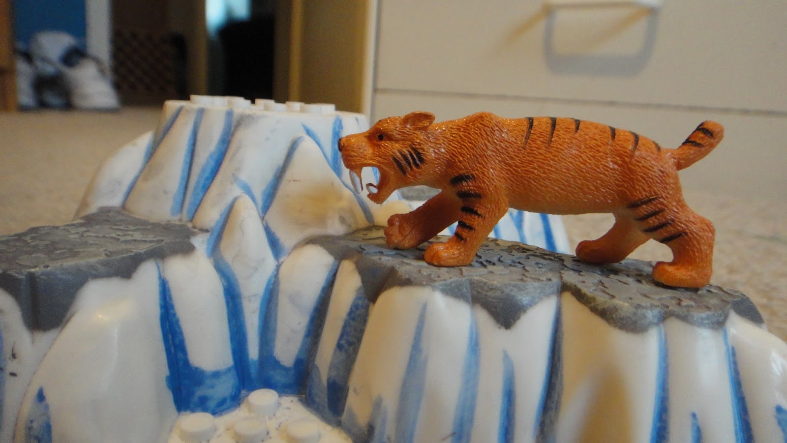 Mostly Mini Dinos!: Groovy Tube Books: Gone Extinct