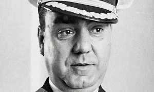 Arriba: Carrero Blanco; la honradez al servicio de España.