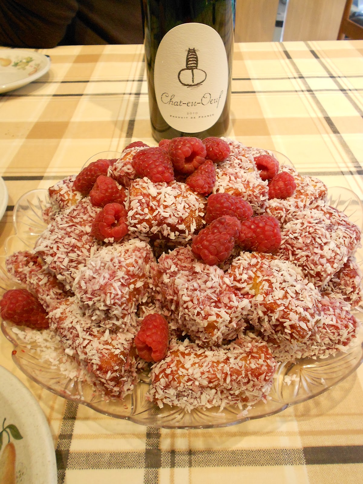 simple things to make and do: Raspberry Lamingtons