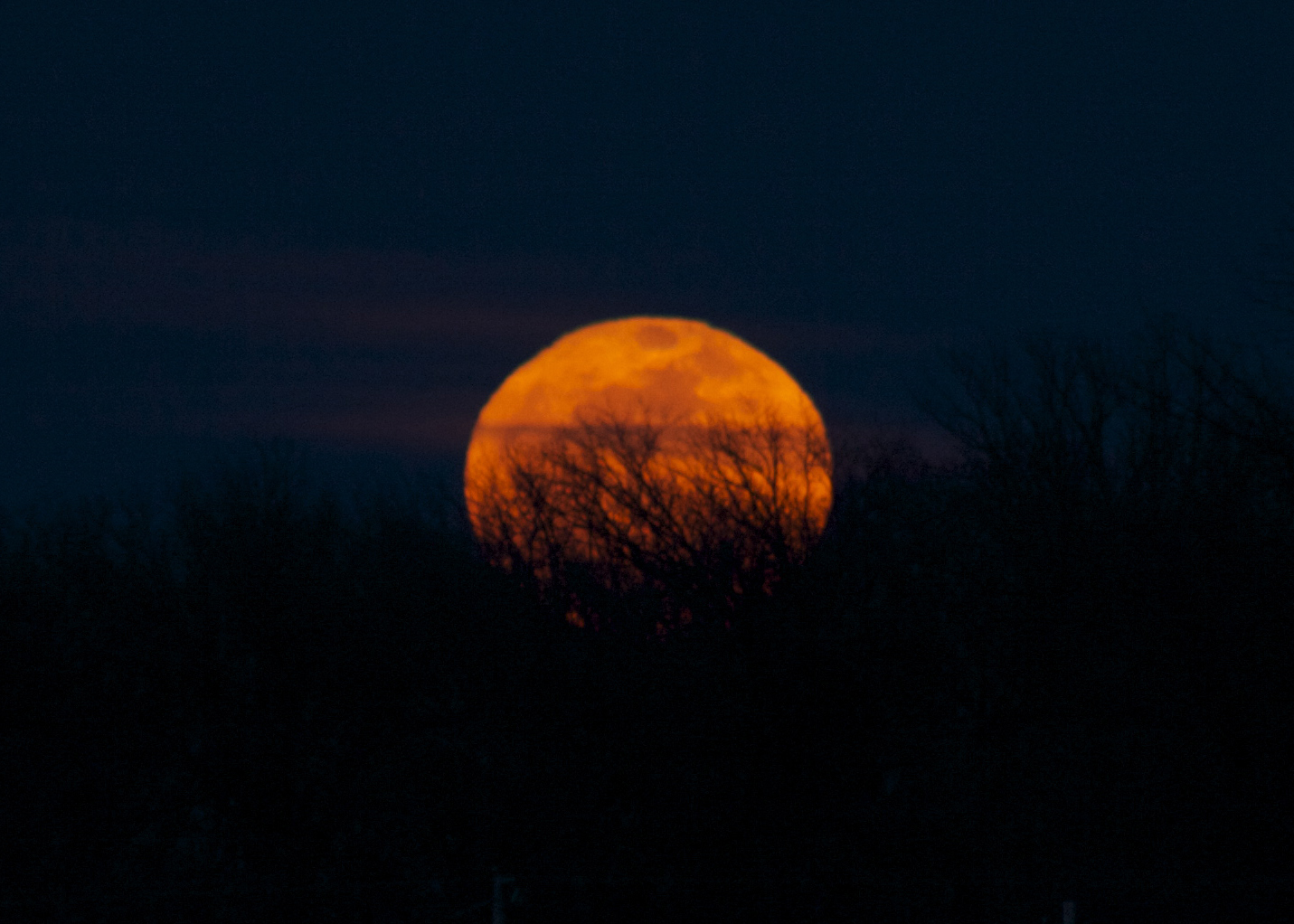 It's the Great Pumpkin! A big orange moon rises February 25, 2013 ...