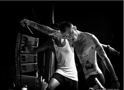 Male Celebrity Saggers (welcome to my eyes): Machine Gun Kelly is Body ...