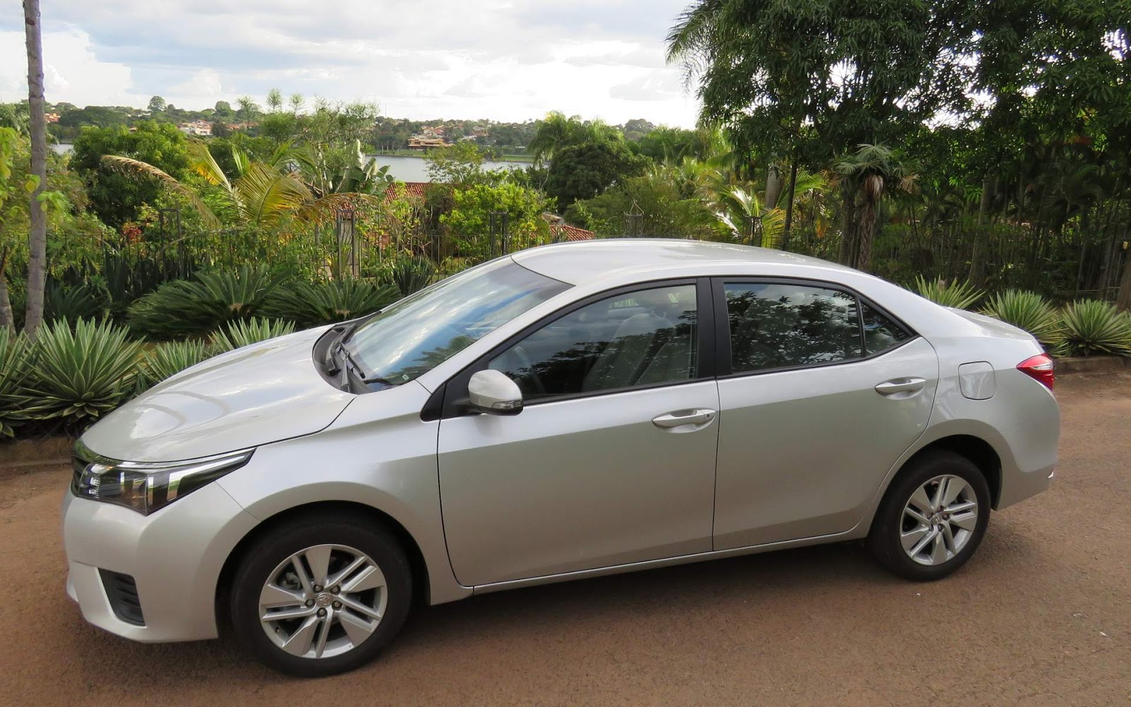 Toyota Corolla GLi 2017 usado: avaliação, preço, consumo