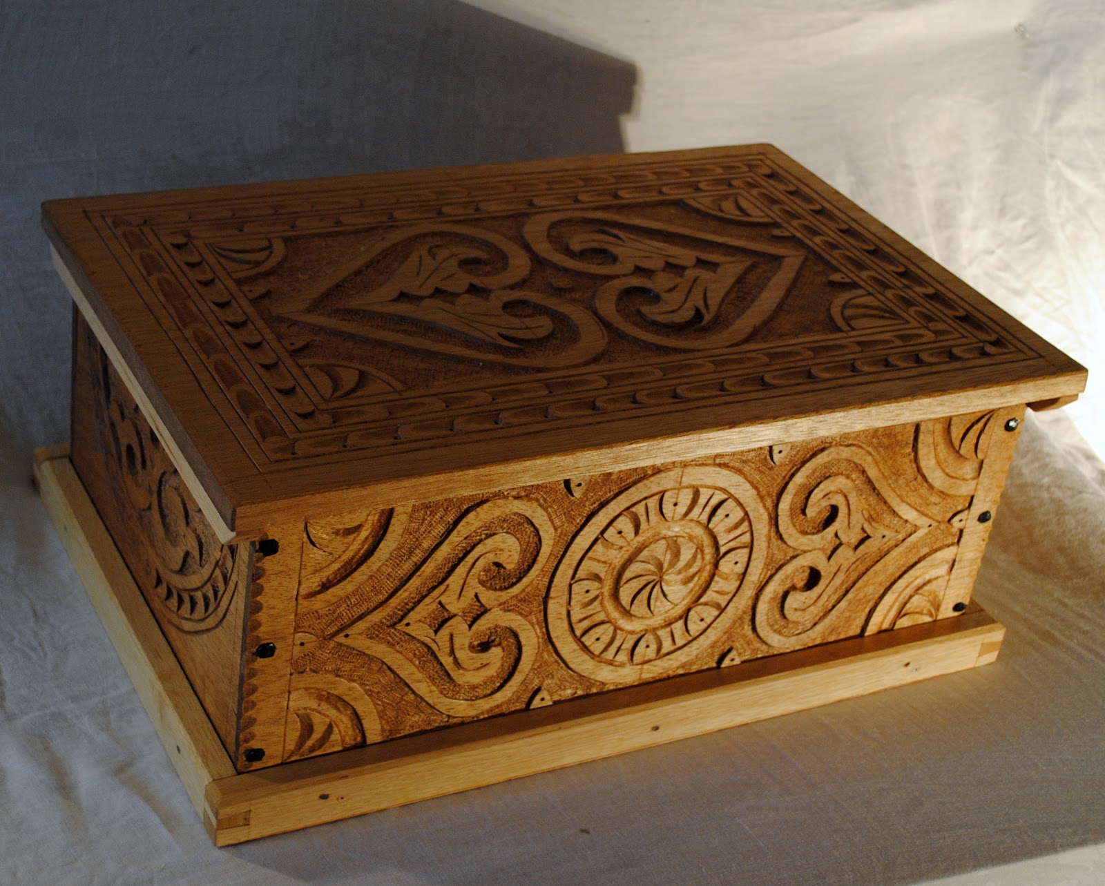 Final Pictures of the Mahogany Carved Box