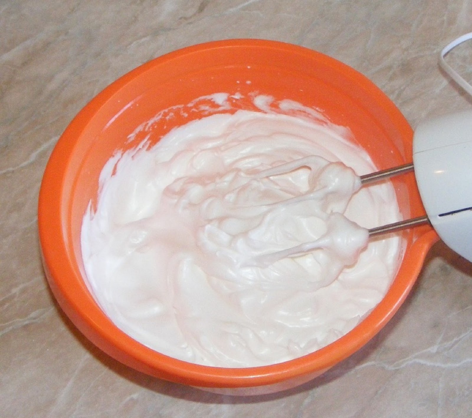 Prajitura cu visine si bezea | Preparatedevis.ro