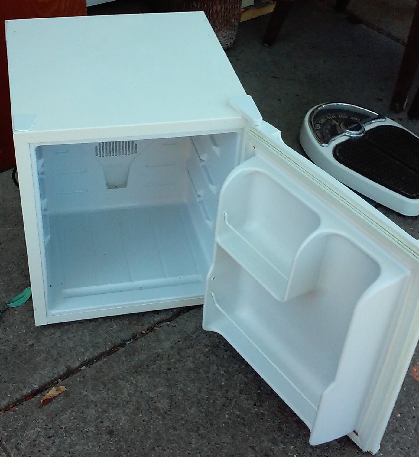 UHURU FURNITURE & COLLECTIBLES: SOLD - Chefmate Cube Fridge - $45