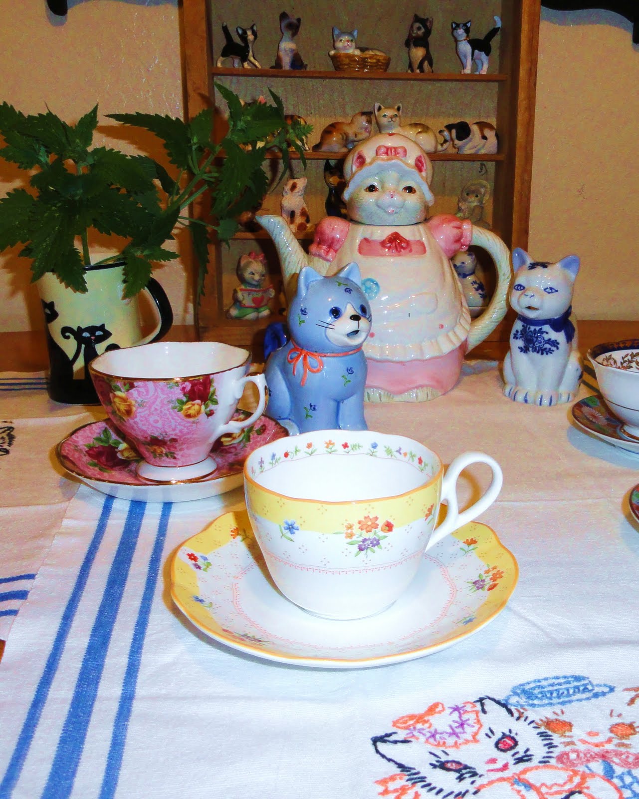 DOWAGER QUEEN: Kitty Cat Tea Party
