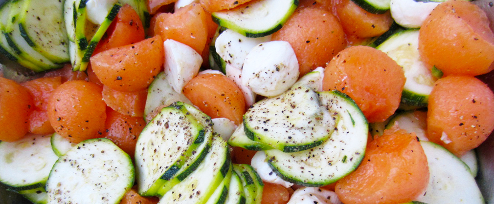 Aux petits oignons: Salade Melon Courgettes Mozza