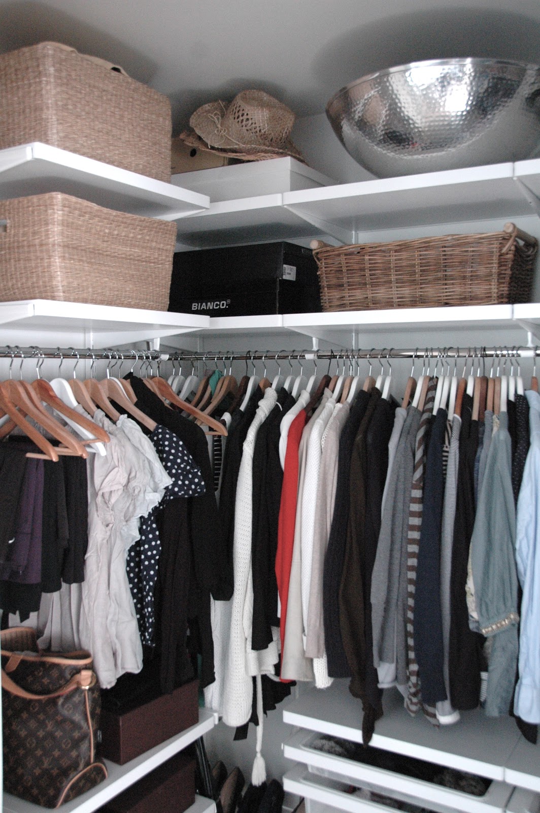 Viittä vaille valmis vaatehuone