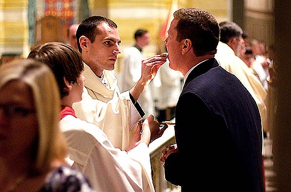 · Vivir de la Eucaristía ·: ¿Es conveniente comulgar con frecuencia?