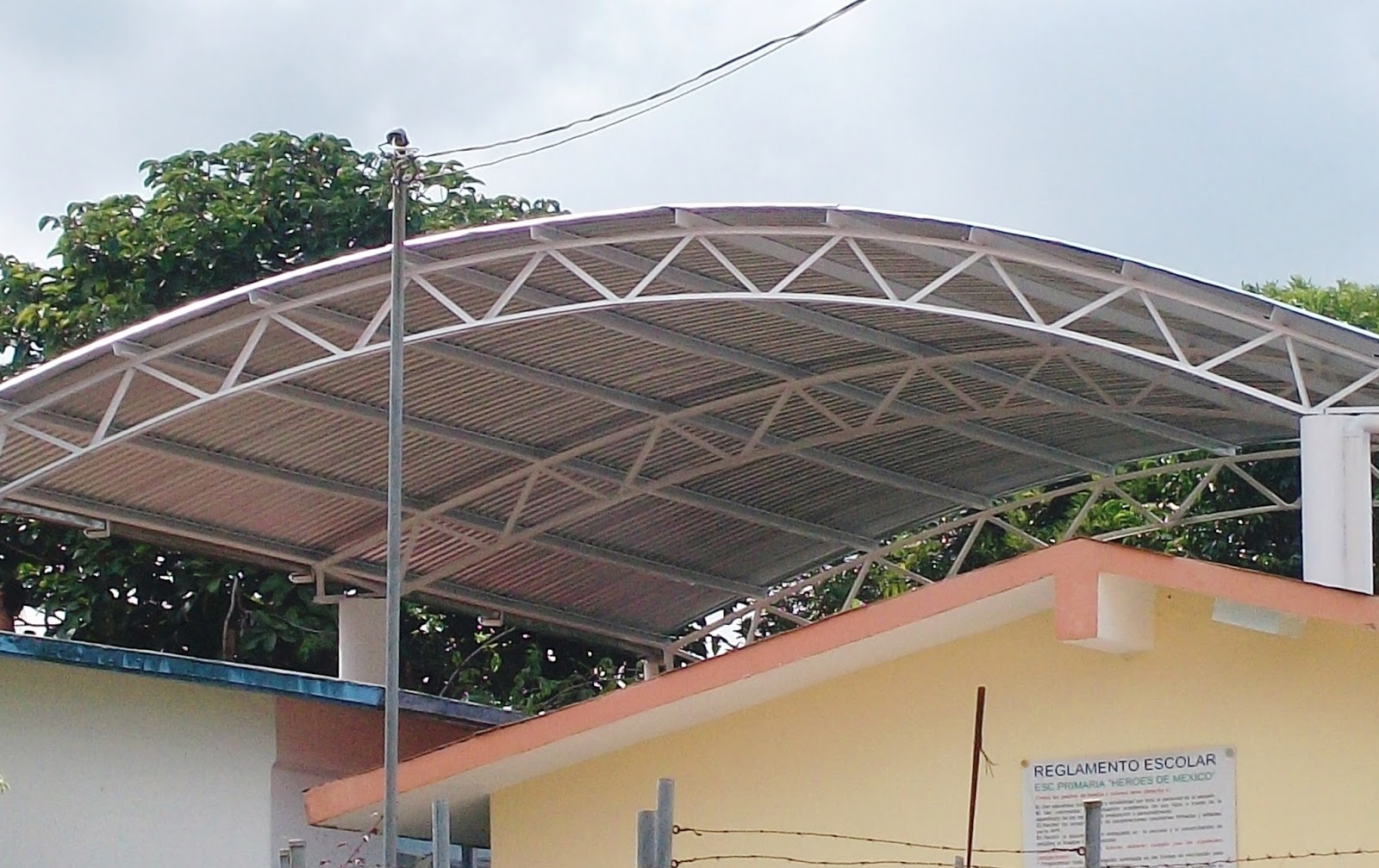 NOTICIAS TLAPACOYAN : construyen techado con recursos federales