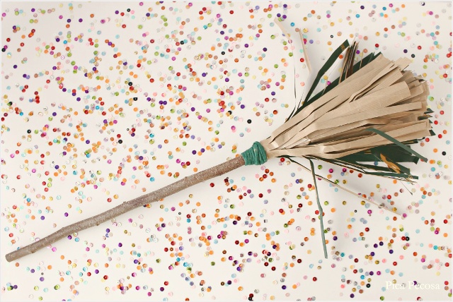 Haz una escoba de bruja DIY para Halloween con una bolsa de papel ...