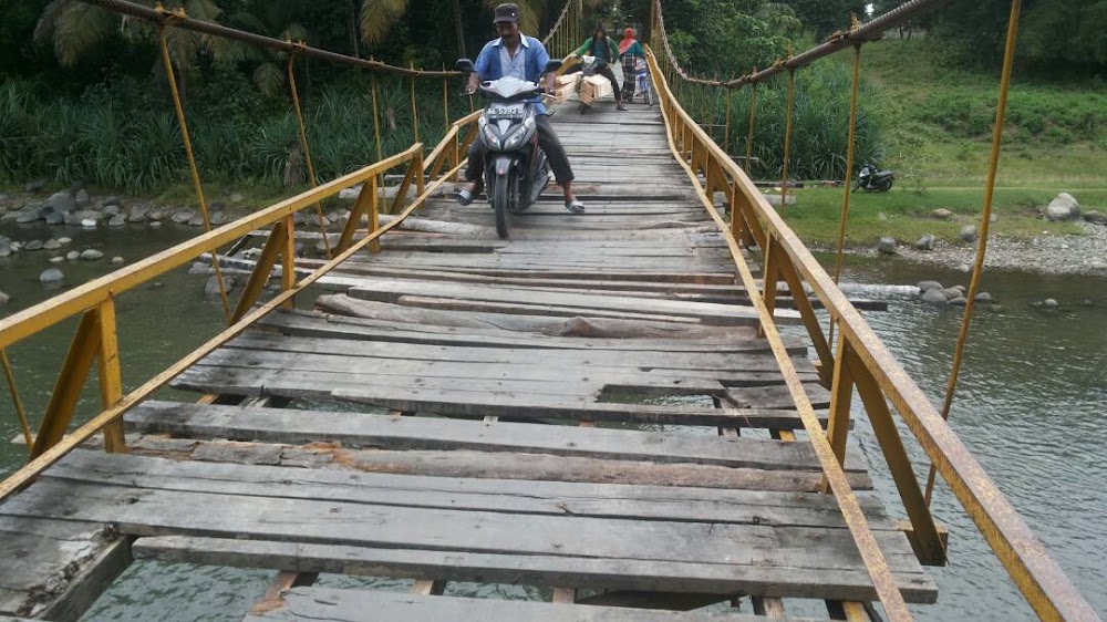 Jembatan Penghubung Dua Kecamatan di Pijay kian Mengerikan Jembatan Penghubung Dua Kecamatan di Pijay kian Mengerikan