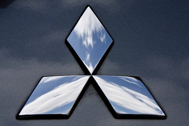 The Art of Photography: Real and implied triangles