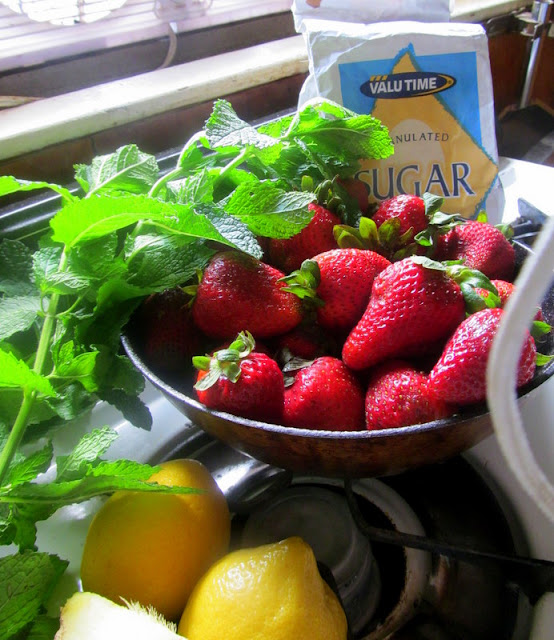 Sauce (The Food Blog): Strawberry Mint Jam