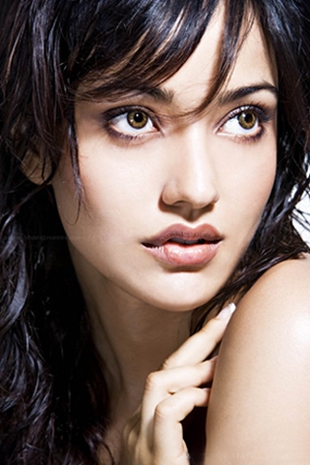 Crook Actress Neha Sharma | Hair and Beauty