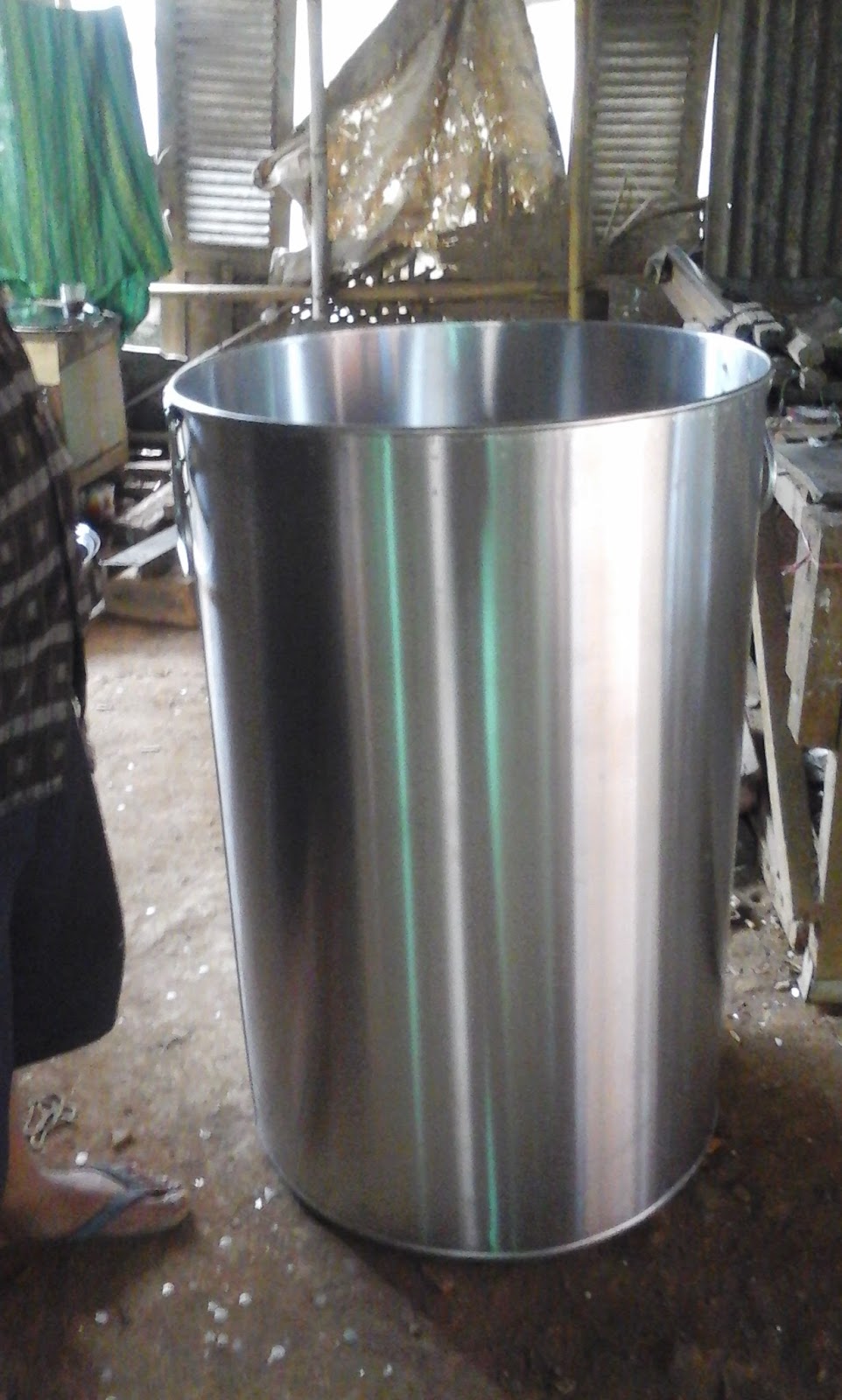 Pengrajin loyang dan langseng /tong air