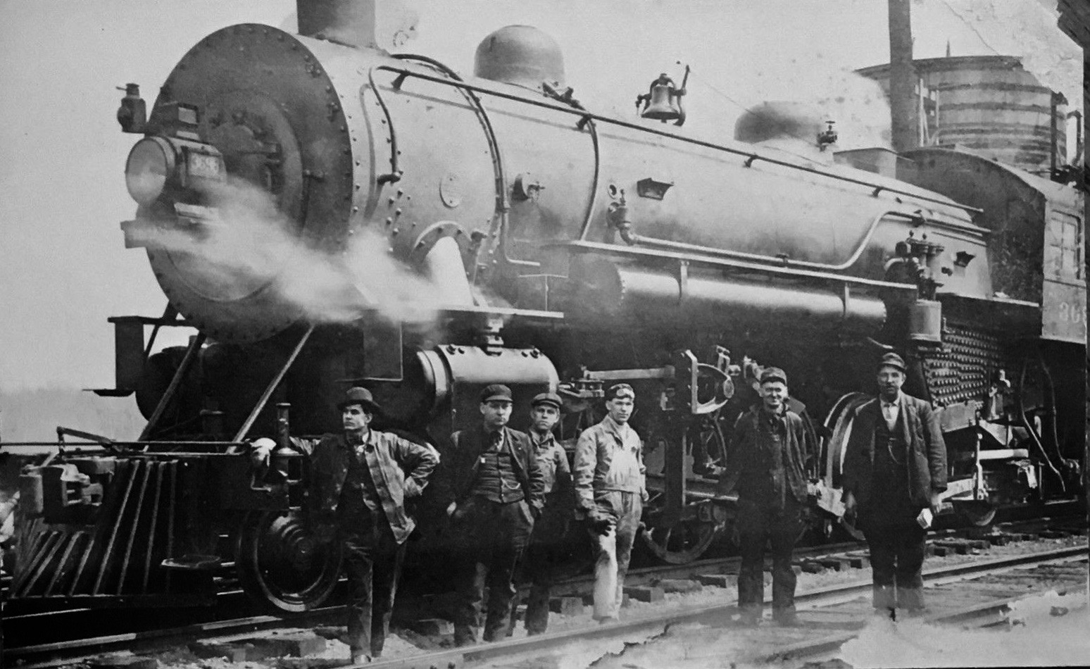 Vintage Railroad Pictures: Engine Crew With a 'Schenectady Hog'