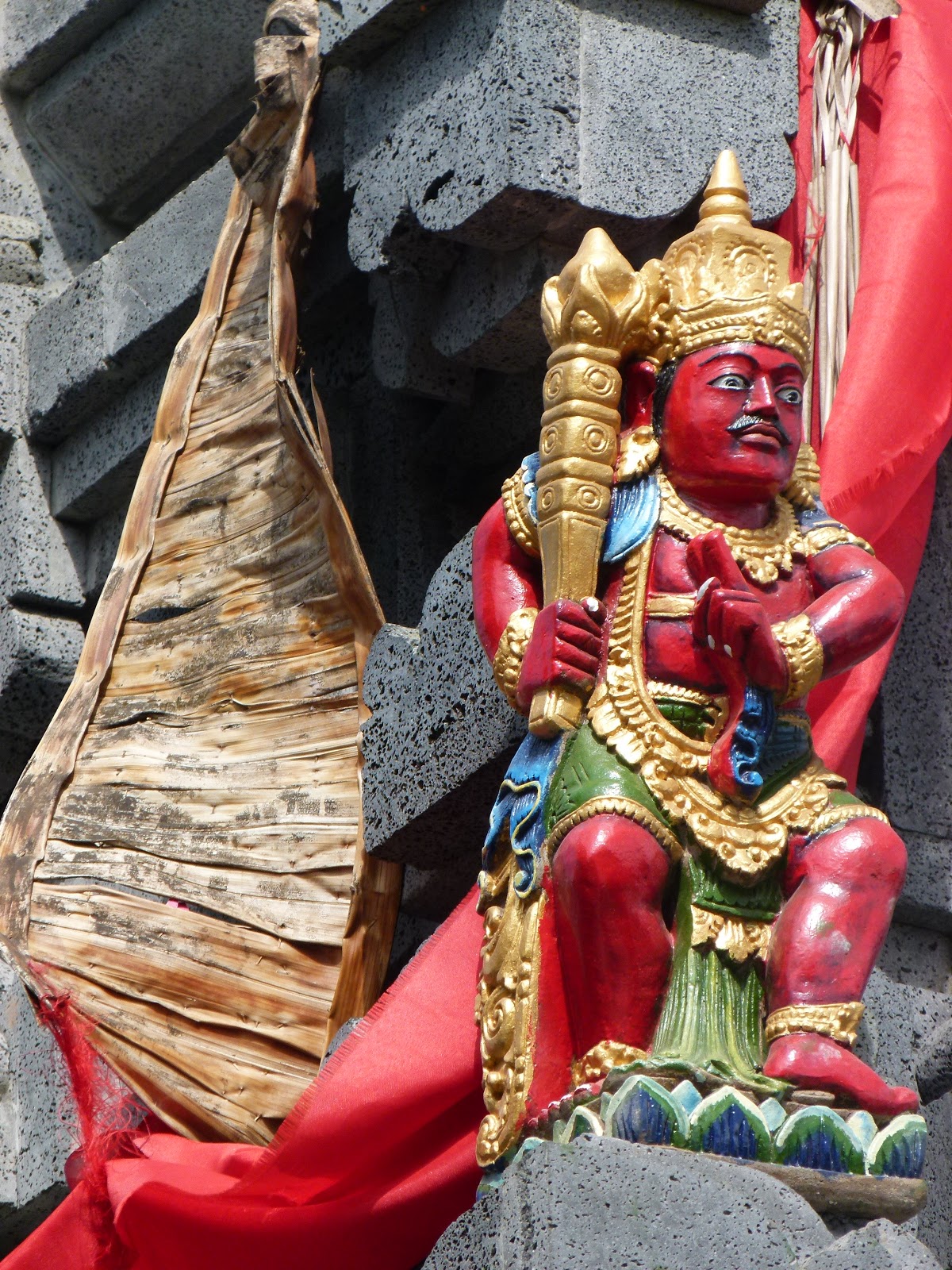 Red statue of man with a staff free picture for commercial use