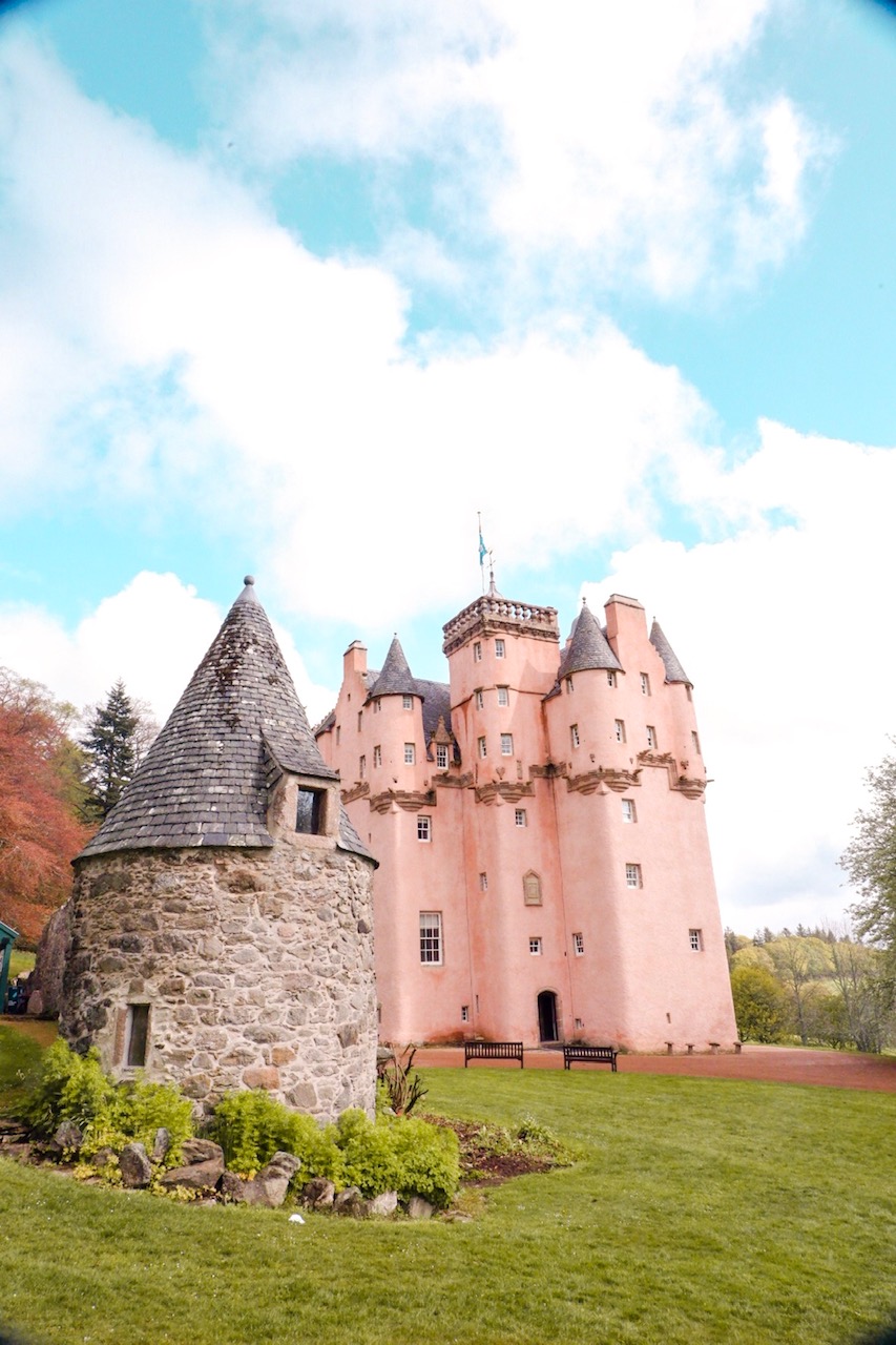 (Scotland) Craigievar Castle: a dreamy pink Scottish castle | Hola Aquila